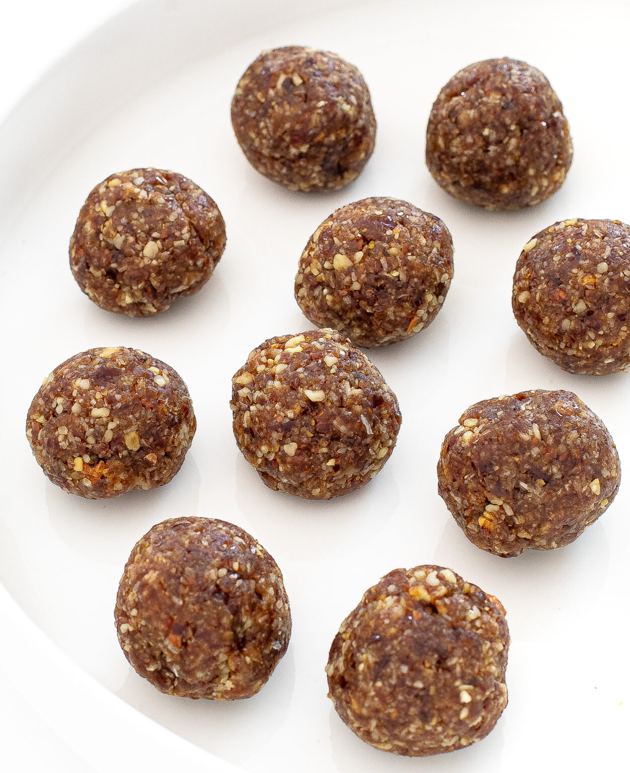 Date Energy Balls (5 Ingredients!) - Chef Savvy